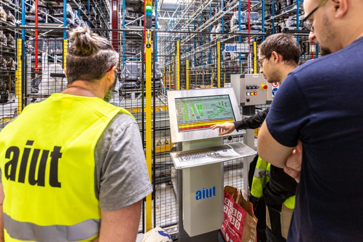 Automated warehouse vs. traditional. Why do you need warehouse automation?